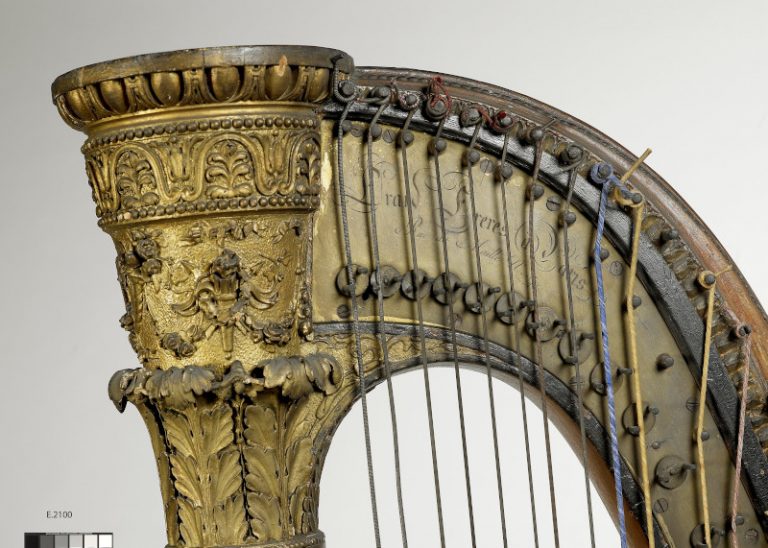 The history of the harp - Le livre et la harpe